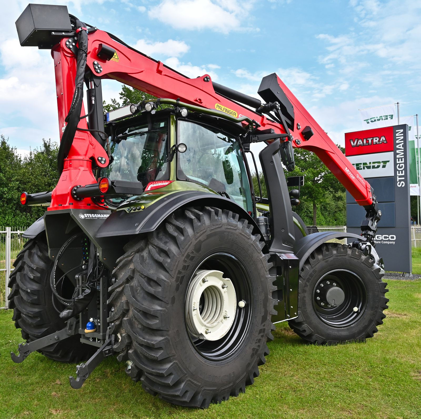 Valtra T214 Direct Forstschlepper